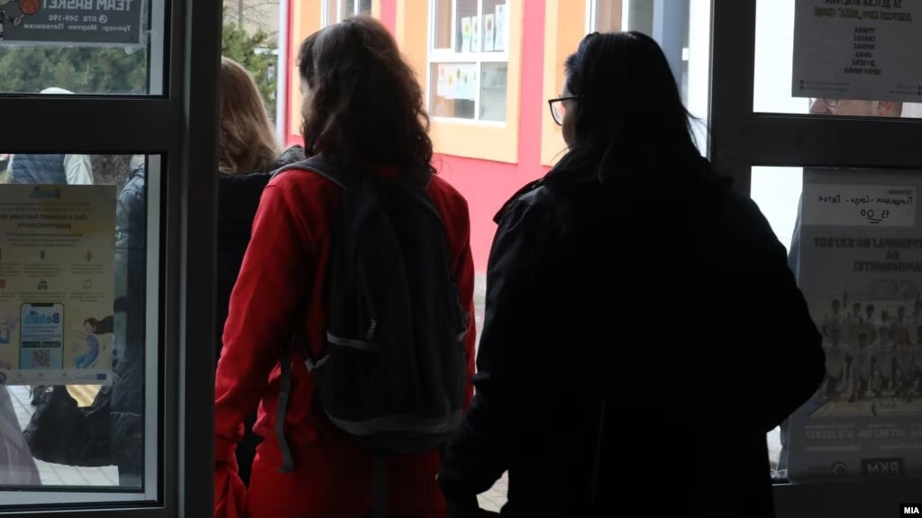 Nxënësit e shkollave fillore dhunën e konsiderojnë si video-lojë ...