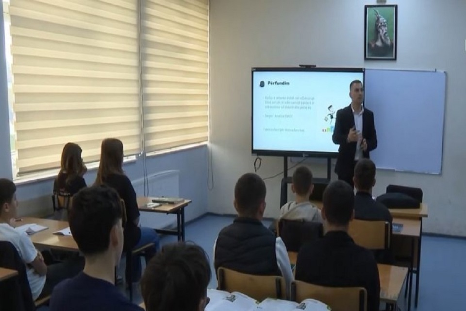 Disa shkolla në Kosovë tashmë janë pajisur me tabela digjitale – Kosova ...